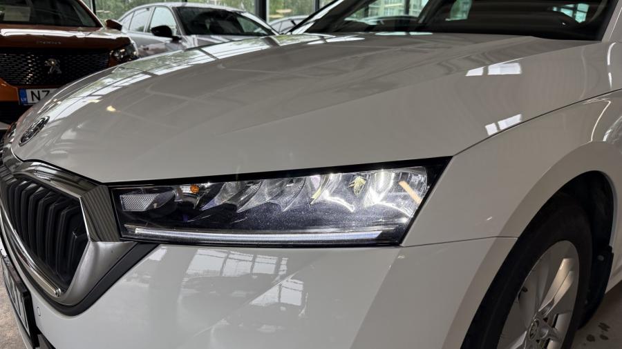 White Skoda Octavia 2024 in Riga, with an engine capacity of 2.00 L and mileage of 81 thousand km for 1690000 €, photo 8 on AUTOMOTO.COM.LV