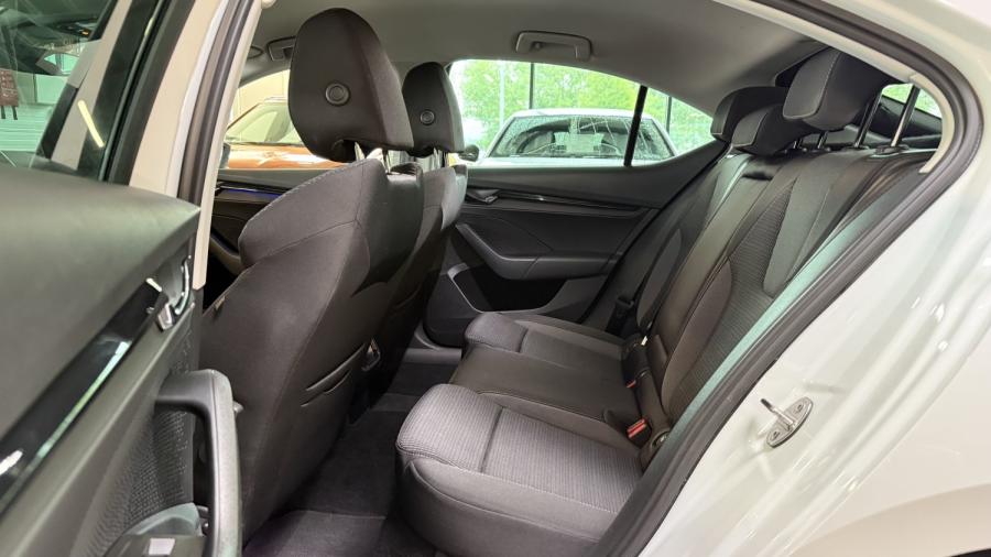 White Skoda Octavia 2024 in Riga, with an engine capacity of 2.00 L and mileage of 81 thousand km for 1690000 €, photo 12 on AUTOMOTO.COM.LV