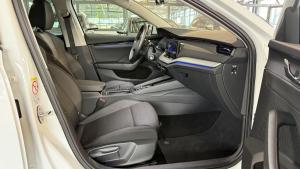 White Skoda Octavia 2024 in Riga, with an engine capacity of 2.00 L and mileage of 81 thousand km for 1690000 €, photo 15 on AUTOMOTO.COM.LV