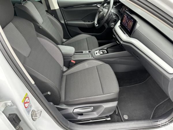 Skoda Octavia 2024 in Avizieniai on AUTOMOTO.COM.LV White Skoda Octavia 2024 in Avizieniai, with an engine capacity of 1.50 L and mileage of 70 thousand km for 22000 €, photo 5 on AUTOMOTO.COM.LV