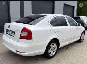 White Skoda Octavia 2011 in Vilnius, with an engine capacity of 2.00 L and mileage of 397 thousand km for 1950 €, photo 3 on AUTOMOTO.COM.LV