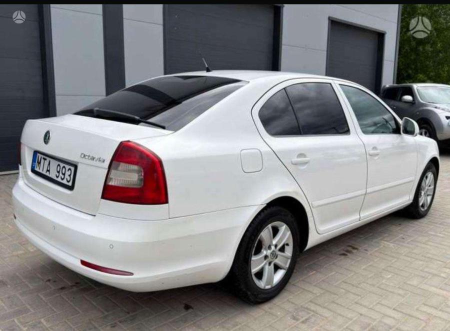 White Skoda Octavia 2011 in Vilnius, with an engine capacity of 2.00 L and mileage of 397 thousand km for 1950 €, photo 3 on AUTOMOTO.COM.LV