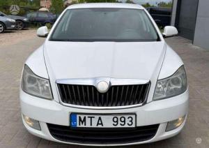 White Skoda Octavia 2011 in Vilnius, with an engine capacity of 2.00 L and mileage of 397 thousand km for 1950 €, photo 5 on AUTOMOTO.COM.LV