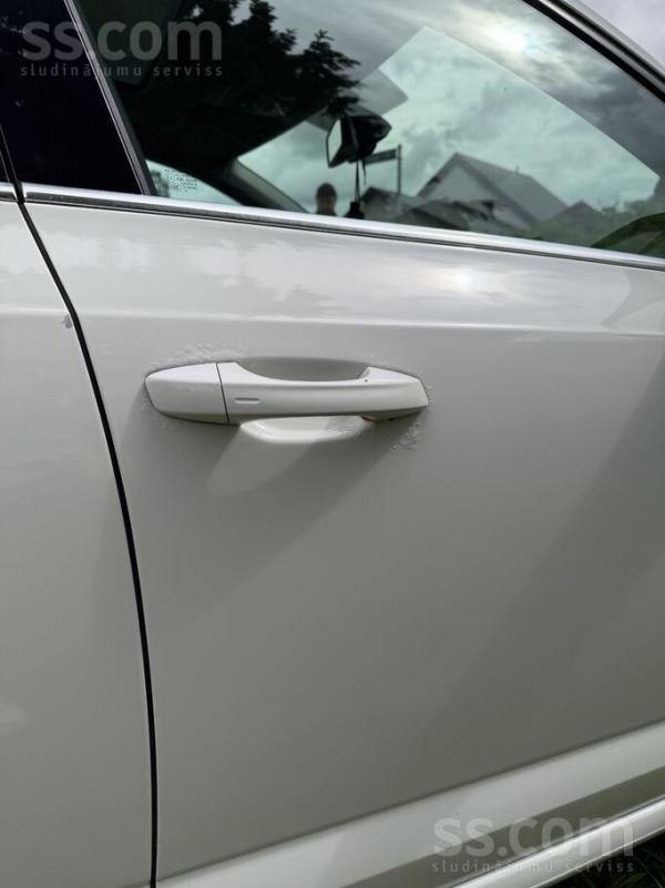 White Skoda Octavia 2013 in Riga, with an engine capacity of 2.00 L and mileage of 267 thousand km for 7400 €, photo 5 on AUTOMOTO.COM.LV