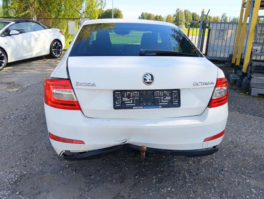 White Skoda Octavia 2014 in Marijampole, with an engine capacity of 1.97 L and mileage of 376 thousand km for 3500 €, photo 7 on AUTOMOTO.COM.LV