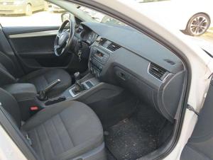 White Skoda Octavia 2014 in Marijampole, with an engine capacity of 1.97 L and mileage of 376 thousand km for 3500 €, photo 12 on AUTOMOTO.COM.LV