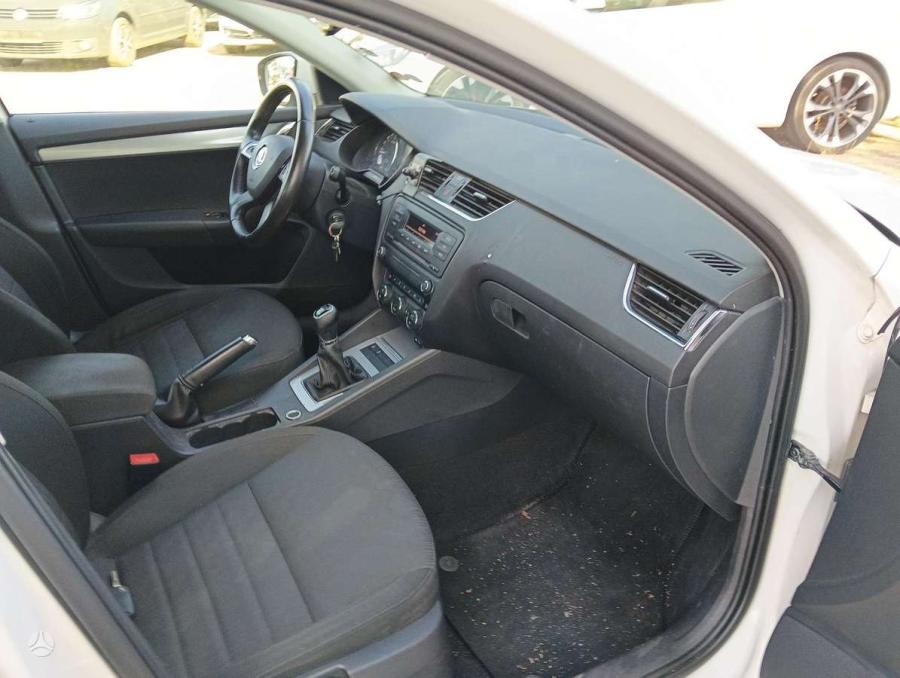 White Skoda Octavia 2014 in Marijampole, with an engine capacity of 1.97 L and mileage of 376 thousand km for 3500 €, photo 12 on AUTOMOTO.COM.LV