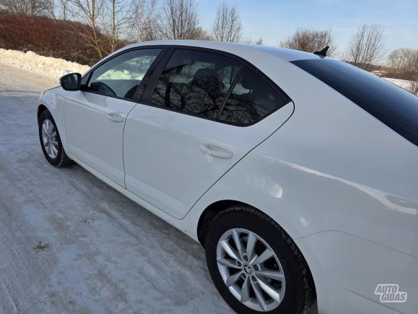White Skoda Octavia 2016 in Kretinga, with an engine capacity of 1.60 L and mileage of 225 thousand km for 4900 €, photo 2 on AUTOMOTO.COM.LV