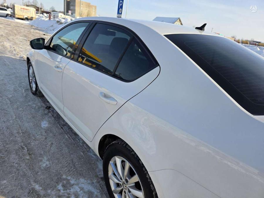 White Skoda Octavia 2016 in Kretinga, with an engine capacity of 1.60 L and mileage of 223 thousand km for 4950 €, photo 7 on AUTOMOTO.COM.LV
