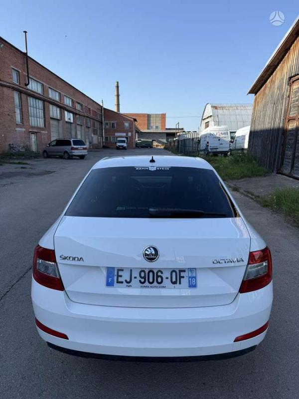 White Skoda Octavia 2017 in Alytus, with an engine capacity of 1.60 L and mileage of 150 thousand km for 7900 €, photo 5 on AUTOMOTO.COM.LV