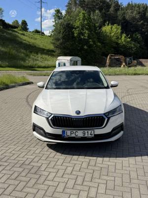 White Skoda Octavia 2020 in Vilnius, with an engine capacity of 1.97 L and mileage of 128 thousand km for 16000 €, photo  on AUTOMOTO.COM.LV
