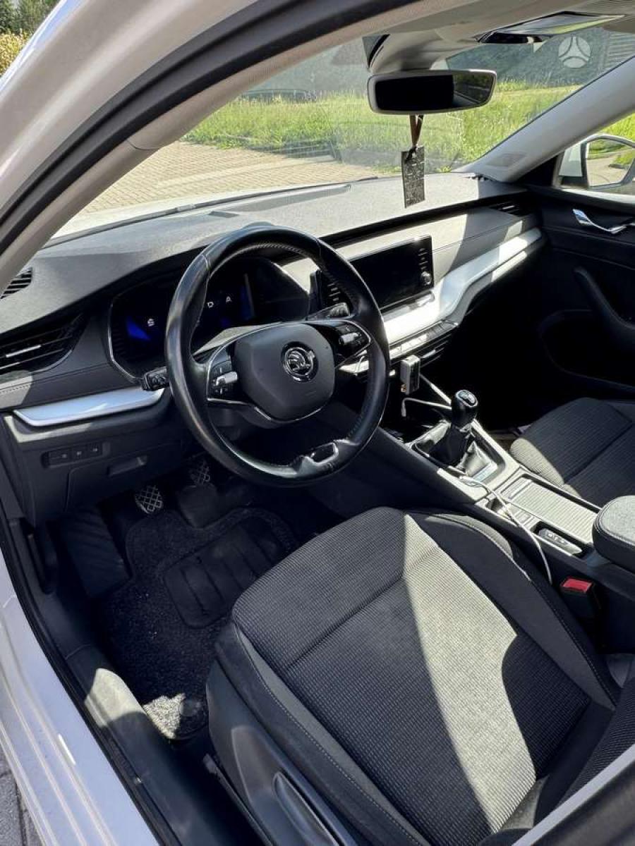 White Skoda Octavia 2020 in Vilnius, with an engine capacity of 1.97 L and mileage of 128 thousand km for 16000 €, photo 8 on AUTOMOTO.COM.LV