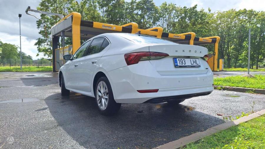 White Skoda Octavia 2020 in Narva, with an engine capacity of 1.50 L and mileage of 108 thousand km for 14444 €, photo 5 on AUTOMOTO.COM.LV