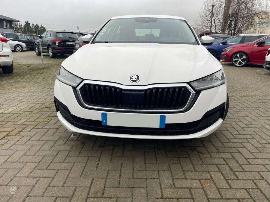 White Skoda Octavia 2022 in Taurage, with an engine capacity of 2.00 L and mileage of 211 thousand km for 12400 €, photo 2 on AUTOMOTO.COM.LV