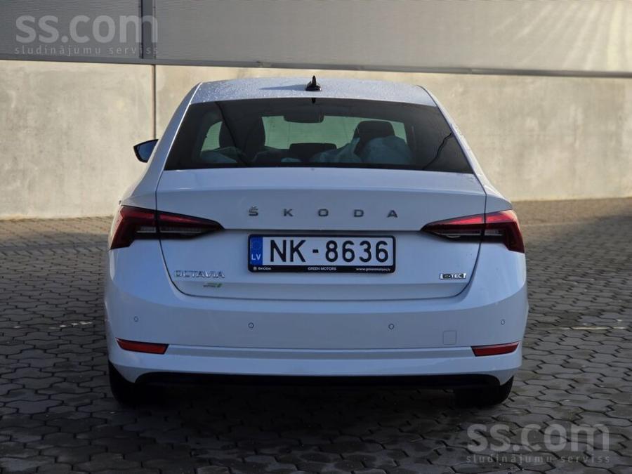 White Skoda Octavia 2023 in Riga, with an engine capacity of 1.00 L and mileage of 38 thousand km for 16990 €, photo 6 on AUTOMOTO.COM.LV