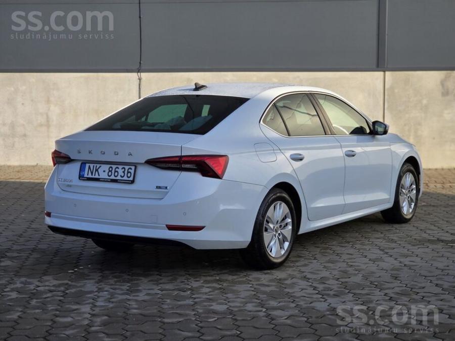 White Skoda Octavia 2023 in Riga, with an engine capacity of 1.00 L and mileage of 38 thousand km for 16990 €, photo 7 on AUTOMOTO.COM.LV