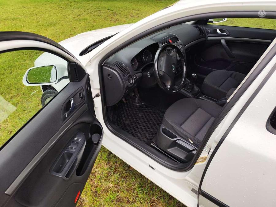 Balts Skoda Octavia 2006 Panevēža, ar dzinēja tilpumu 1.90 L un nobraukumu 420 tūkst. km par 1100 €, foto 9 vietnē AUTOMOTO.COM.LV