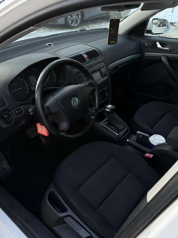 Balts Skoda Octavia 2007 Viļņa, ar dzinēja tilpumu 1.97 L un nobraukumu 300 tūkst. km par 2350 €, foto 5 vietnē AUTOMOTO.COM.LV