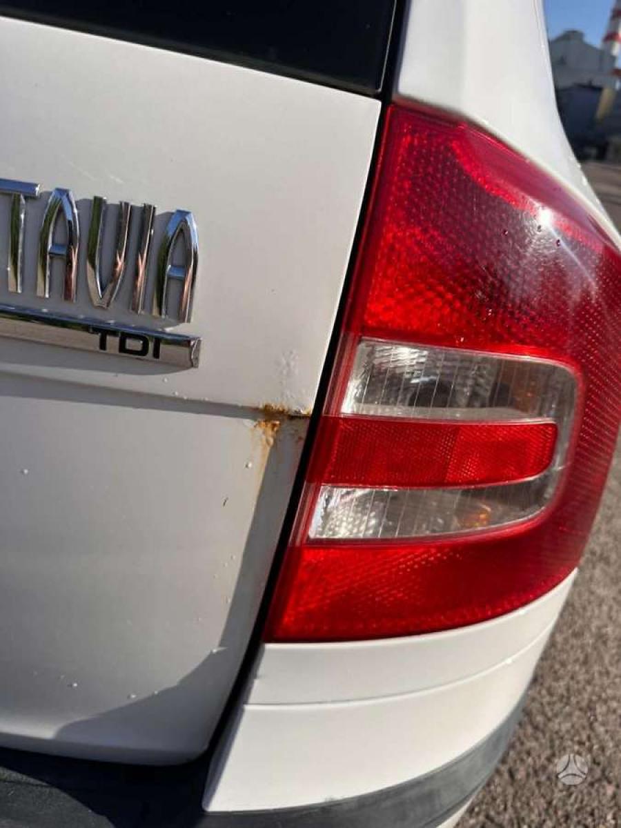 White Skoda Octavia 2007 in Elektrenai, with an engine capacity of 1.90 L and mileage of 345 thousand km for 1499 €, photo 4 on AUTOMOTO.COM.LV