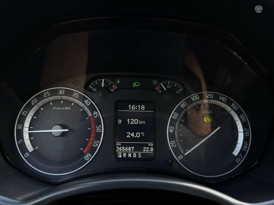 White Skoda Octavia 2008 in Vilnius, with an engine capacity of 1.97 L and mileage of 366 thousand km for 2850 €, photo 20 on AUTOMOTO.COM.LV