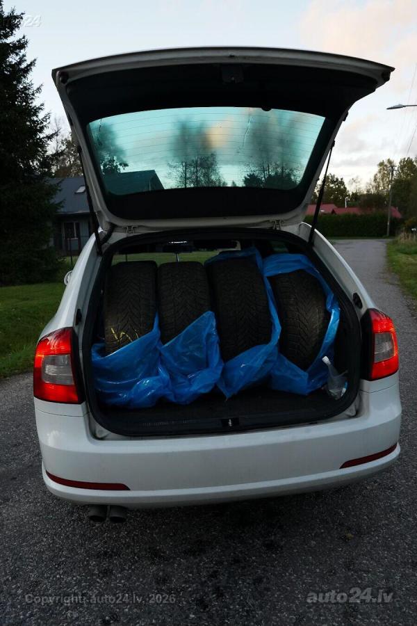 White Skoda Octavia 2009 in Tallinn, with an engine capacity of 2.00 L and mileage of 393 thousand km for 4450 €, photo 9 on AUTOMOTO.COM.LV