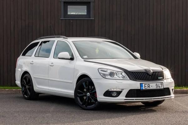 White Skoda Octavia 2009 in Riga, with an engine capacity of 2.00 L and mileage of 289 thousand km for 4995 €, photo 1 on AUTOMOTO.COM.LV