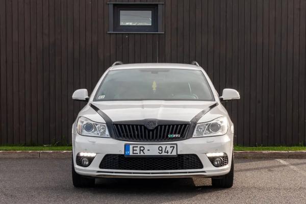 White Skoda Octavia 2009 in Riga, with an engine capacity of 2.00 L and mileage of 289 thousand km for 4995 €, photo 2 on AUTOMOTO.COM.LV