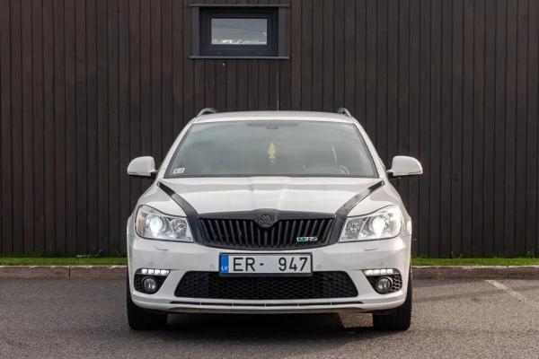 White Skoda Octavia 2009 in Riga, with an engine capacity of 2.00 L and mileage of 289 thousand km for 4995 €, photo 3 on AUTOMOTO.COM.LV