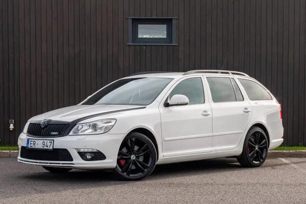 White Skoda Octavia 2009 in Riga, with an engine capacity of 2.00 L and mileage of 289 thousand km for 4995 €, photo 4 on AUTOMOTO.COM.LV