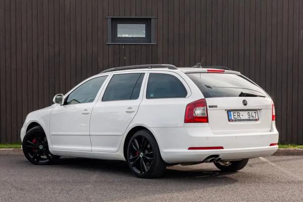White Skoda Octavia 2009 in Riga, with an engine capacity of 2.00 L and mileage of 289 thousand km for 4995 €, photo 6 on AUTOMOTO.COM.LV