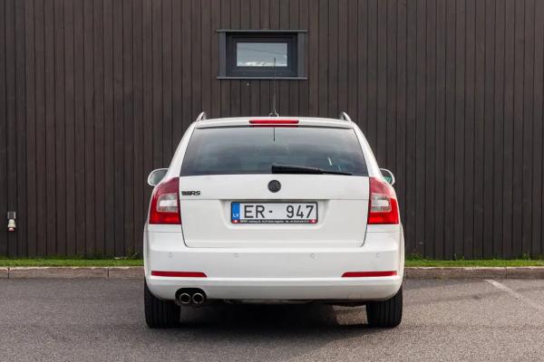 White Skoda Octavia 2009 in Riga, with an engine capacity of 2.00 L and mileage of 289 thousand km for 4995 €, photo 9 on AUTOMOTO.COM.LV