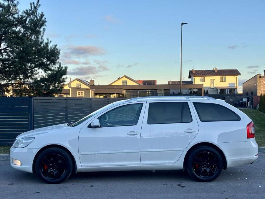 White Skoda Octavia 2010 in Vilnius, with an engine capacity of 1.60 L and mileage of 268 thousand km for 3500 €, photo 2 on AUTOMOTO.COM.LV