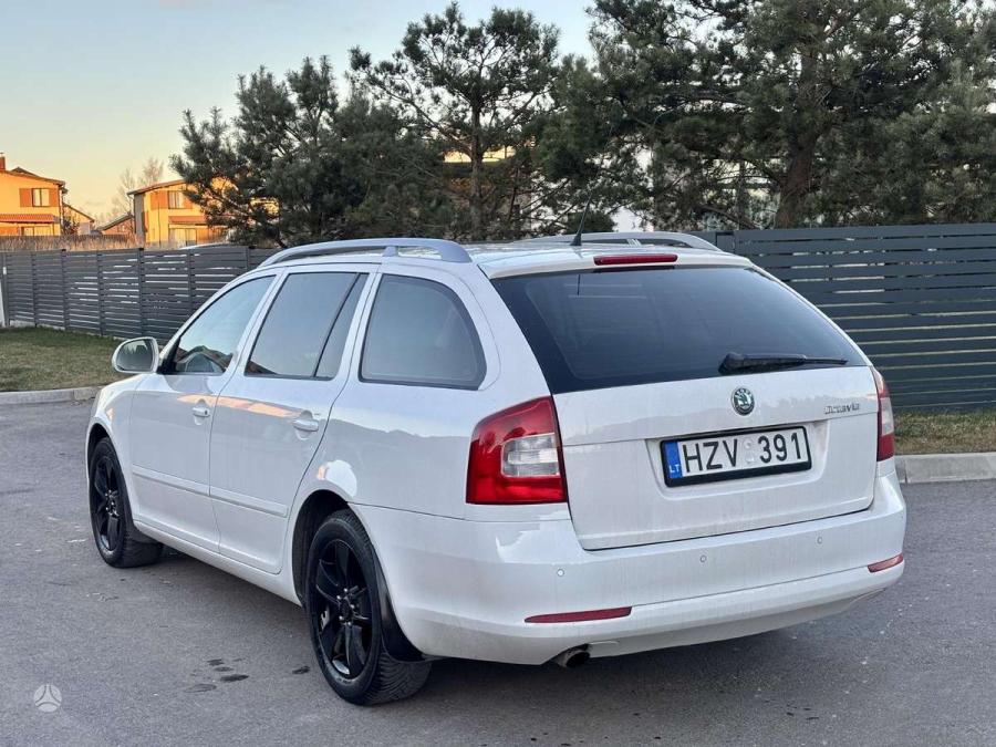 White Skoda Octavia 2010 in Vilnius, with an engine capacity of 1.60 L and mileage of 268 thousand km for 3500 €, photo 3 on AUTOMOTO.COM.LV