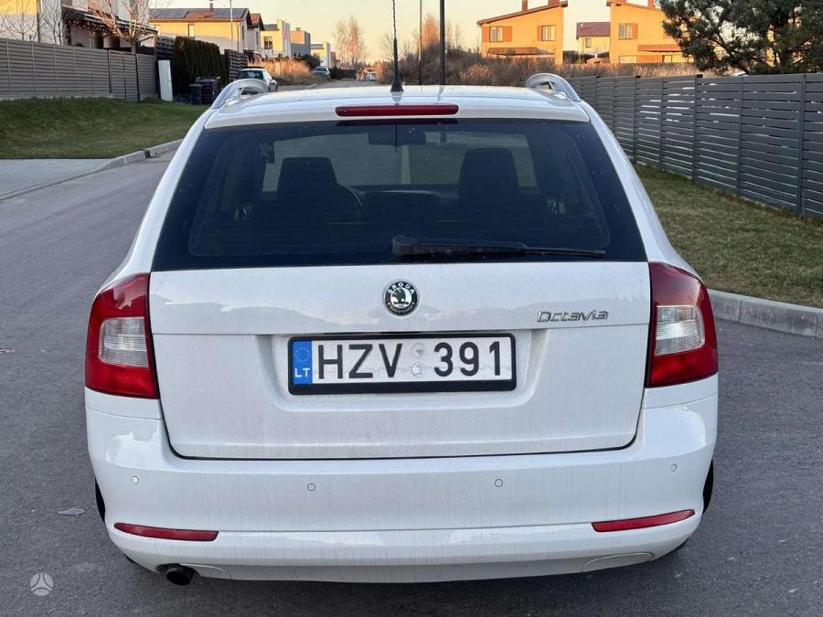 White Skoda Octavia 2010 in Vilnius, with an engine capacity of 1.60 L and mileage of 268 thousand km for 3500 €, photo 5 on AUTOMOTO.COM.LV