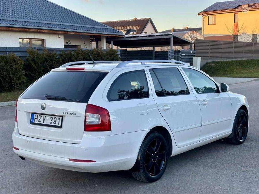 White Skoda Octavia 2010 in Vilnius, with an engine capacity of 1.60 L and mileage of 268 thousand km for 3500 €, photo 7 on AUTOMOTO.COM.LV