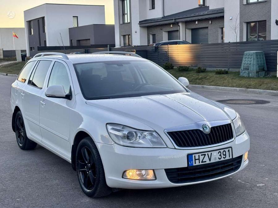 White Skoda Octavia 2010 in Vilnius, with an engine capacity of 1.60 L and mileage of 268 thousand km for 3500 €, photo 10 on AUTOMOTO.COM.LV