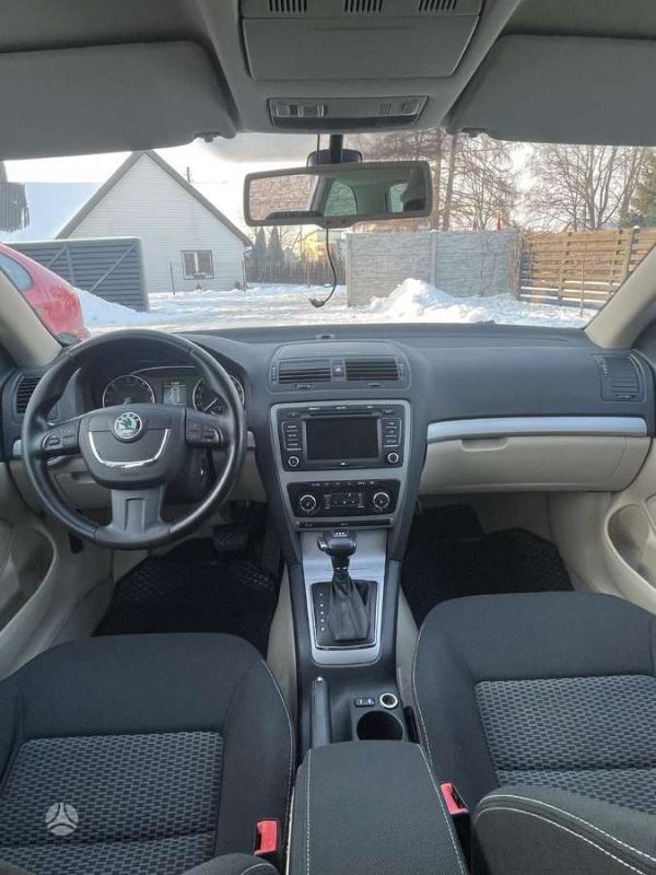 White Skoda Octavia 2010 in Kaunas, with an engine capacity of 1.60 L and mileage of 378 thousand km for 3250 €, photo 1 on AUTOMOTO.COM.LV