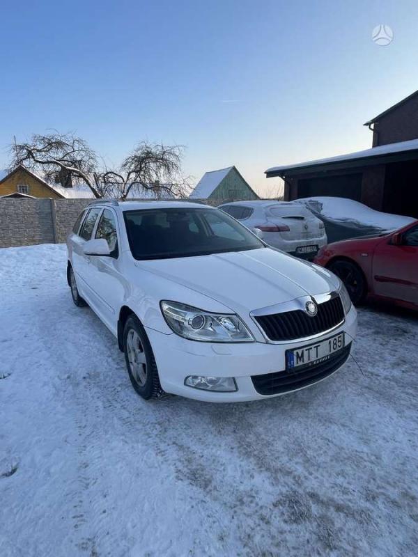 White Skoda Octavia 2010 in Kaunas, with an engine capacity of 1.60 L and mileage of 378 thousand km for 3250 €, photo 7 on AUTOMOTO.COM.LV
