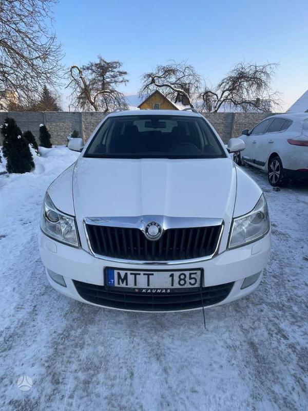 White Skoda Octavia 2010 in Kaunas, with an engine capacity of 1.60 L and mileage of 378 thousand km for 3250 €, photo 8 on AUTOMOTO.COM.LV