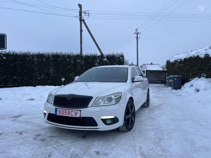 White Skoda Octavia 2010 in Vilnius, with an engine capacity of 2.00 L and mileage of 281 thousand km for 5950 €, photo 1 on AUTOMOTO.COM.LV