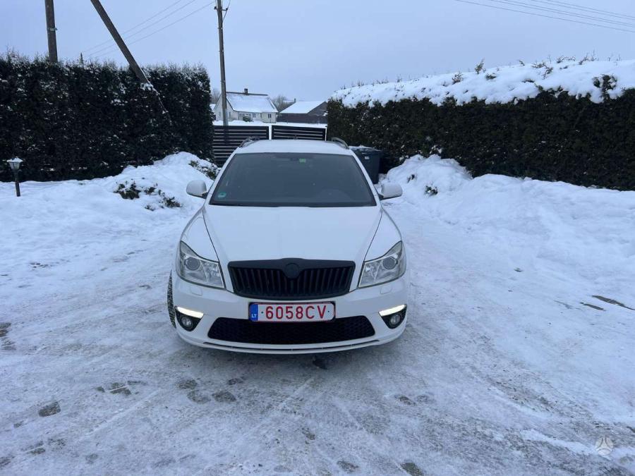 White Skoda Octavia 2010 in Vilnius, with an engine capacity of 2.00 L and mileage of 281 thousand km for 5950 €, photo 2 on AUTOMOTO.COM.LV