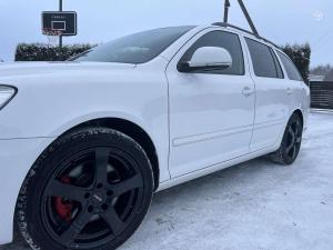 White Skoda Octavia 2010 in Vilnius, with an engine capacity of 2.00 L and mileage of 281 thousand km for 5950 €, photo 6 on AUTOMOTO.COM.LV