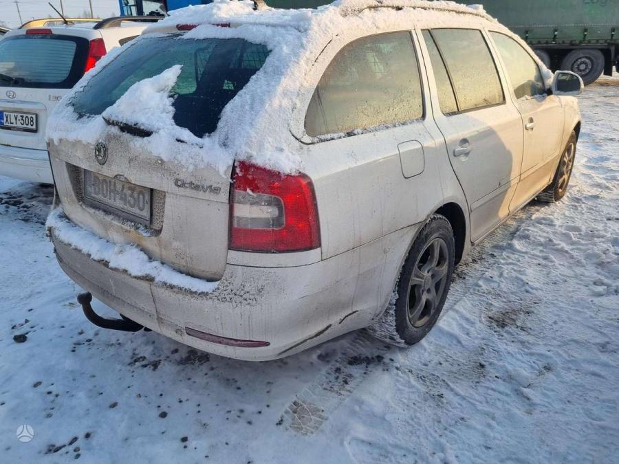 Balts Skoda Octavia 2010 Kauņa, ar dzinēja tilpumu 1.60 L un nobraukumu 322 tūkst. km par 2600 €, foto 4 vietnē AUTOMOTO.COM.LV