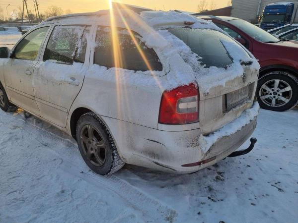 White Skoda Octavia 2010 in Kaunas, with an engine capacity of 1.60 L and mileage of 322 thousand km for 2550 €, photo 3 on AUTOMOTO.COM.LV