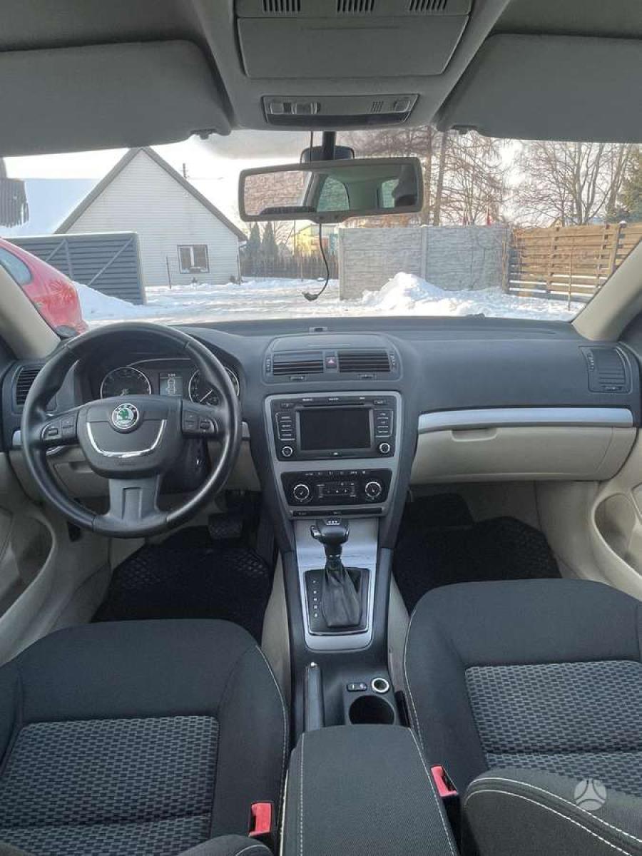 Balts Skoda Octavia 2010 Kauņa, ar dzinēja tilpumu 1.60 L un nobraukumu 372 tūkst. km par 2800 €, foto 1 vietnē AUTOMOTO.COM.LV