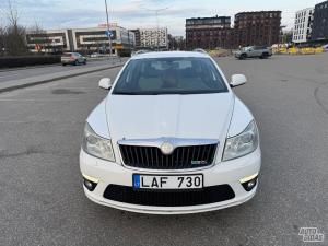 White Skoda Octavia 2010 in Vilnius, with an engine capacity of 2.00 L and mileage of 440 thousand km for 1300 €, photo  on AUTOMOTO.COM.LV