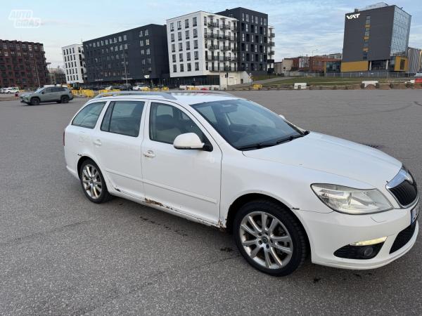 White Skoda Octavia 2010 in Vilnius, with an engine capacity of 2.00 L and mileage of 440 thousand km for 1300 €, photo 4 on AUTOMOTO.COM.LV