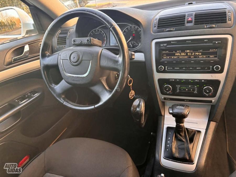 White Skoda Octavia 2010 in Telschi, with an engine capacity of 1.60 L and mileage of 234 thousand km for 4100 €, photo 12 on AUTOMOTO.COM.LV