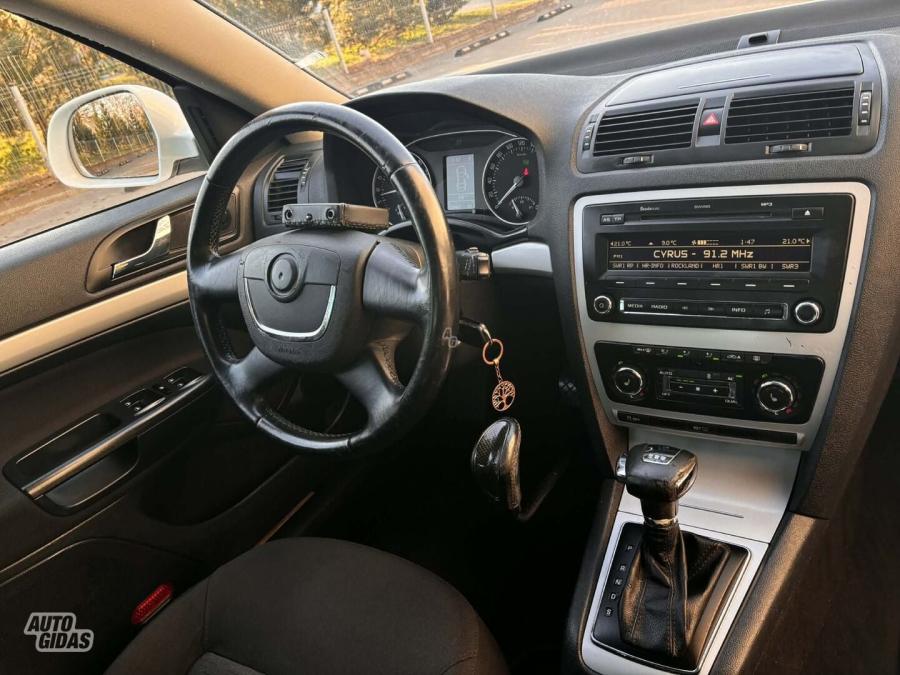 Balts Skoda Octavia 2010 Telšiai, ar dzinēja tilpumu 1.60 L un nobraukumu 235 tūkst. km par 2950 €, foto 10 vietnē AUTOMOTO.COM.LV