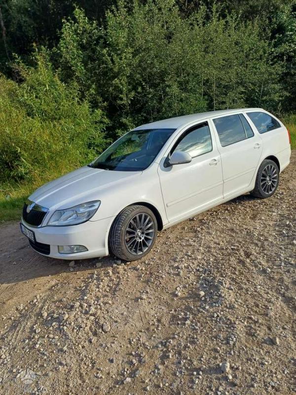 White Skoda Octavia 2010 in Vilnius, with an engine capacity of 0.00 L and mileage of 310 thousand km for 1450 €, photo 8 on AUTOMOTO.COM.LV